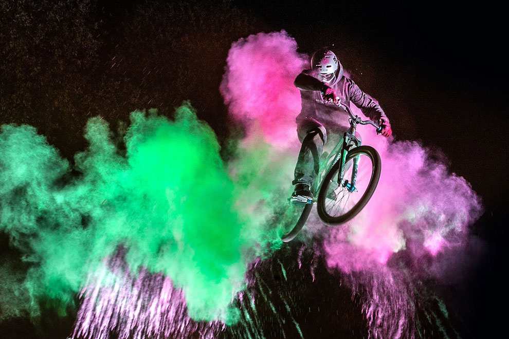 Stunning photos of daredevil bikers performing gravity-defying stunts ...