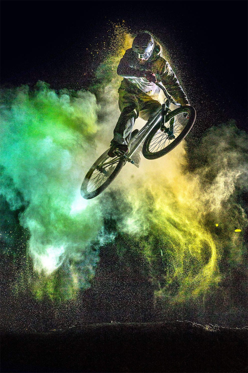 Stunning photos of daredevil bikers performing gravity-defying stunts ...