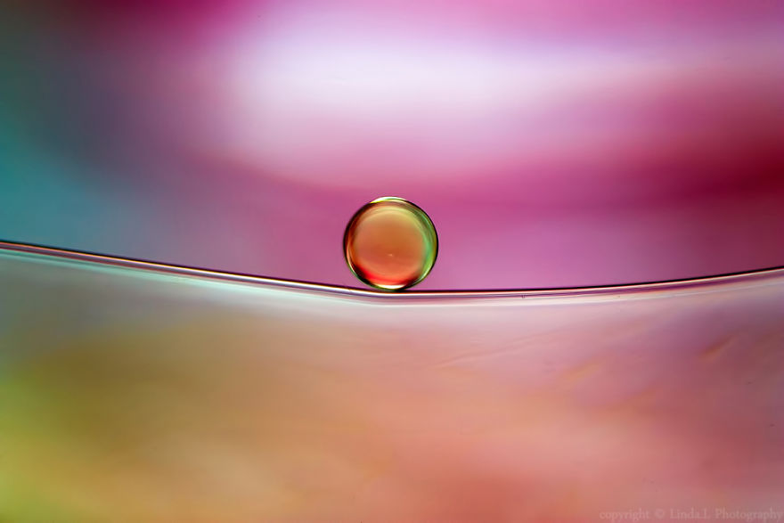 Linda photography: “I use oil and water to photograph abstract drops ...